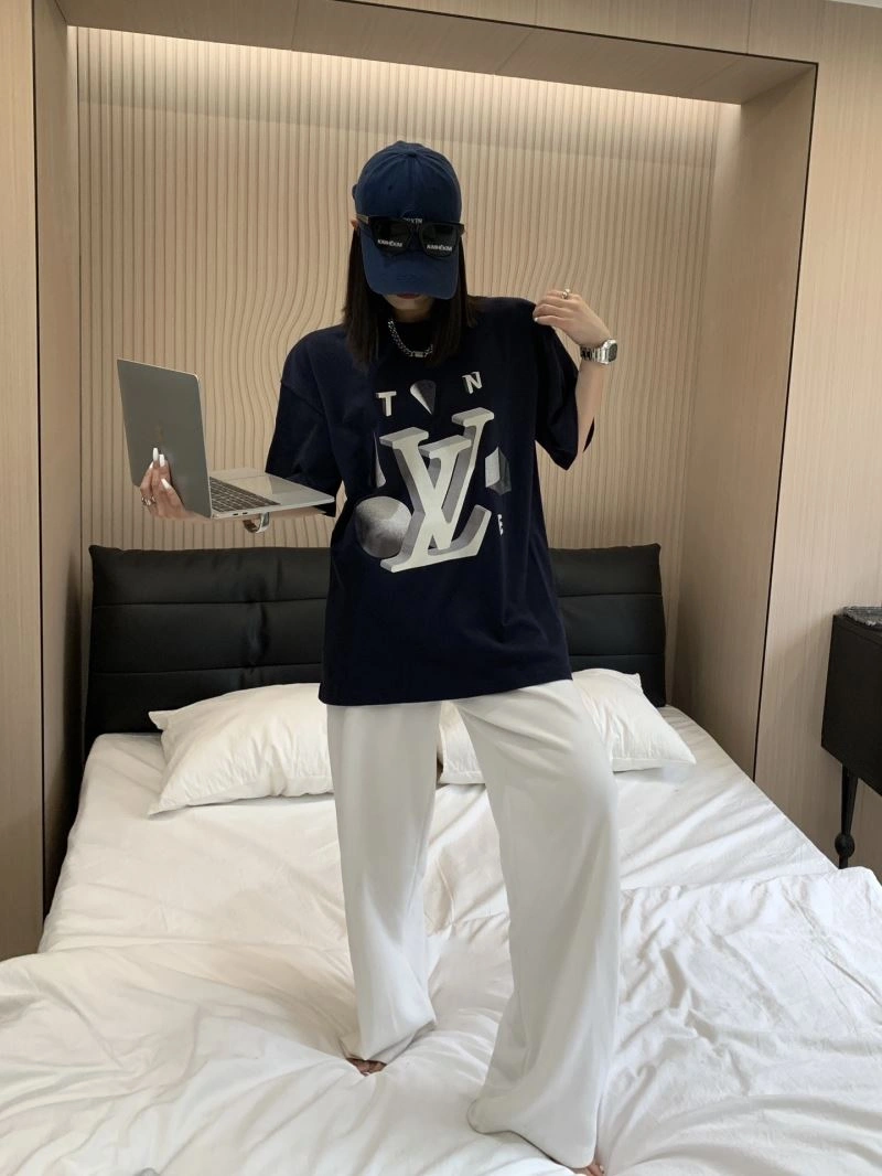 Accurate model Louis Vuitton T-Shirts