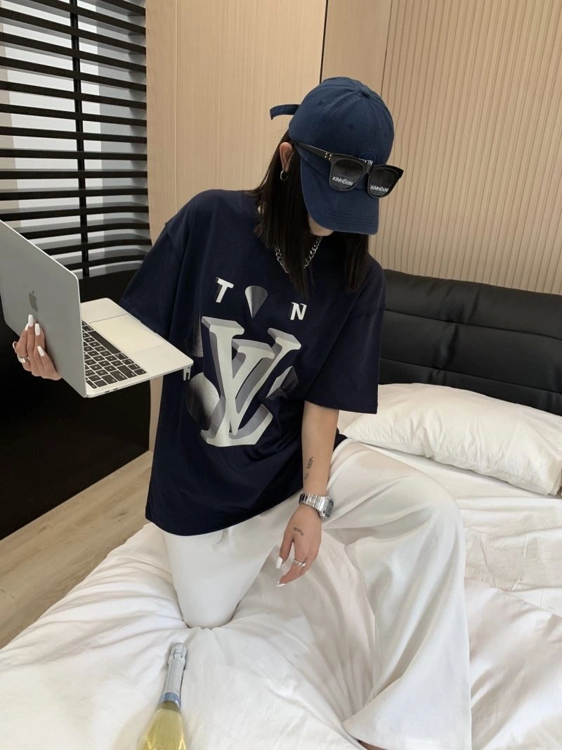 Accurate model Louis Vuitton T-Shirts