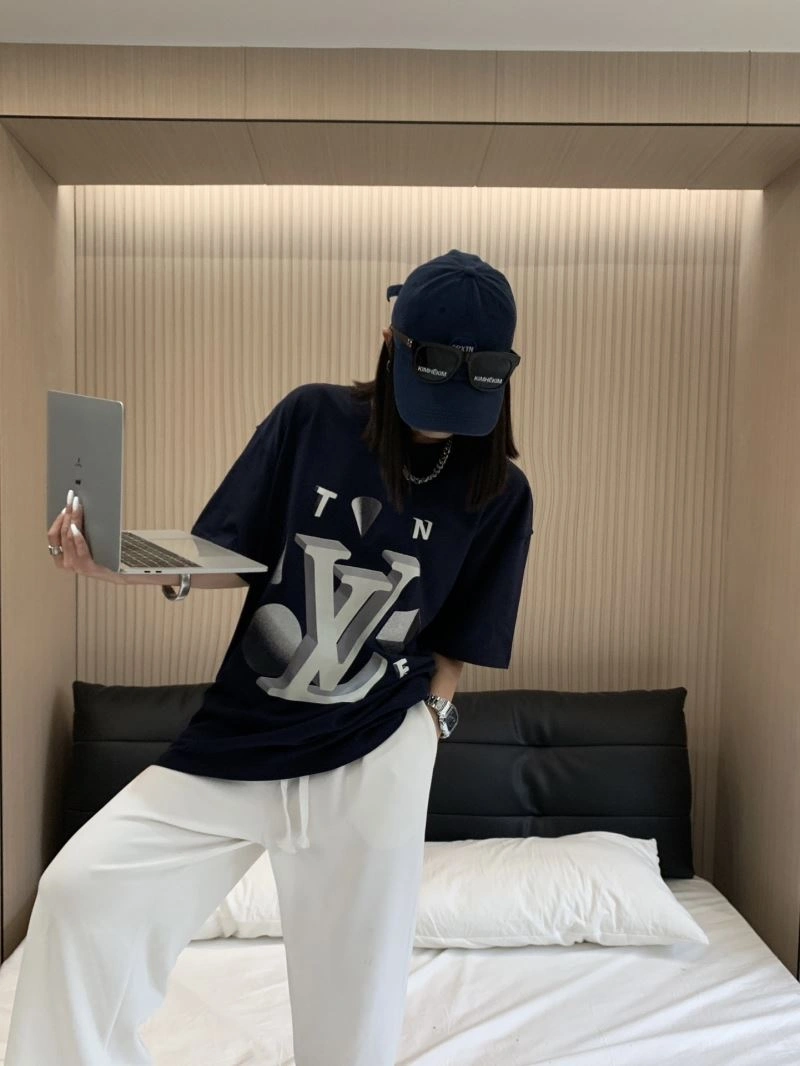 Accurate model Louis Vuitton T-Shirts