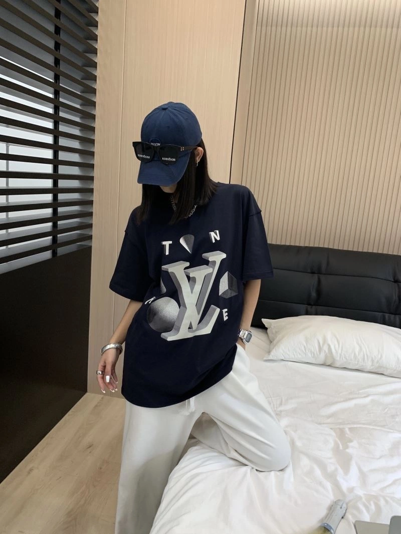 Accurate model Louis Vuitton T-Shirts