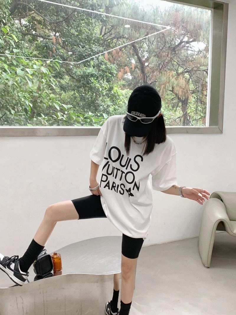 Accurate model Louis Vuitton T-Shirts