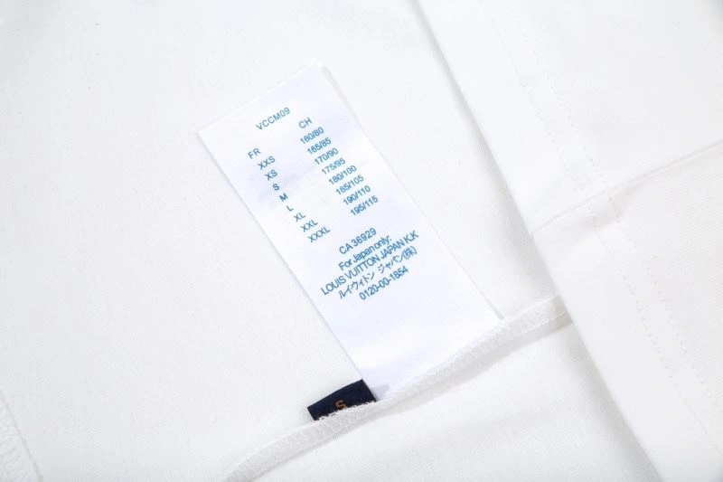 Accurate model Louis Vuitton T-Shirts
