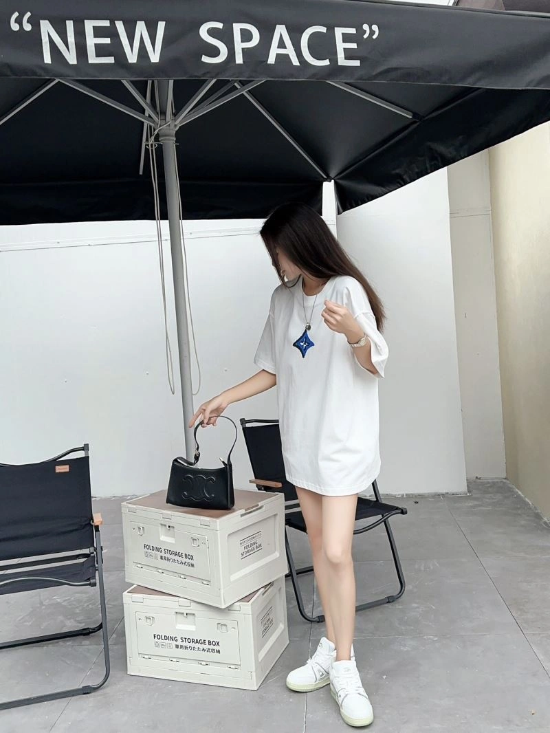 Accurate model Louis Vuitton T-Shirts