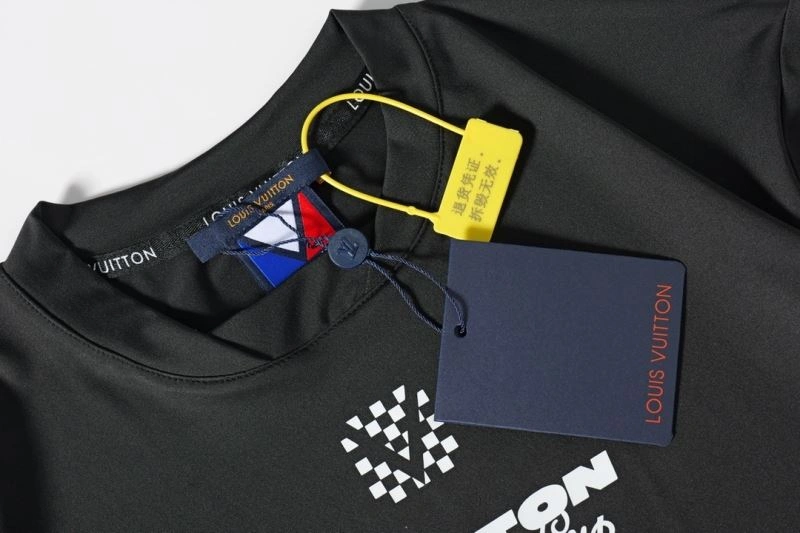 Accurate model Louis Vuitton T-Shirts