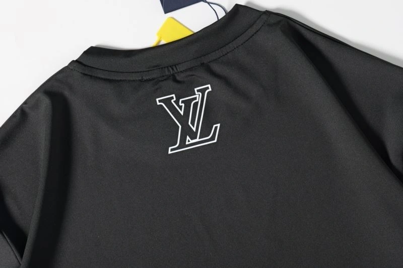 Accurate model Louis Vuitton T-Shirts