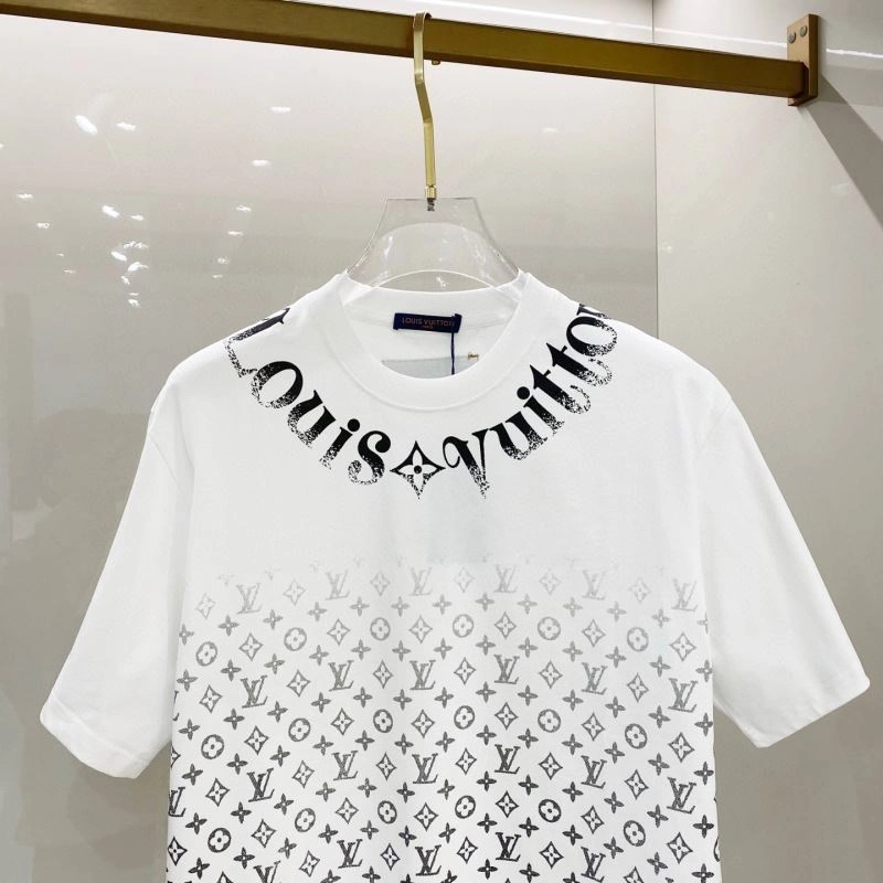 Accurate model Louis Vuitton T-Shirts