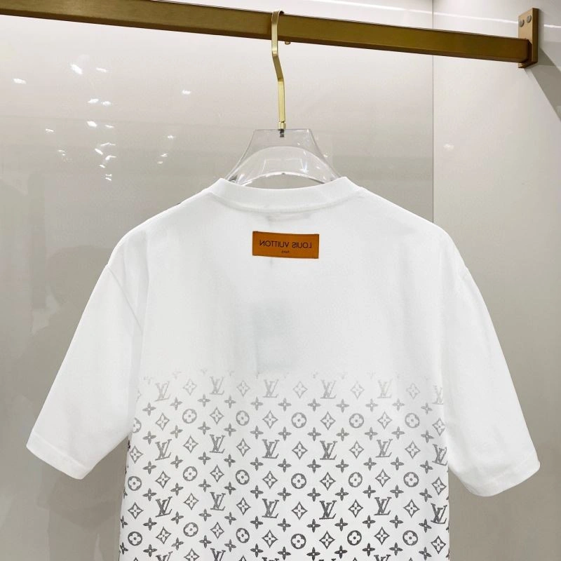 Accurate model Louis Vuitton T-Shirts
