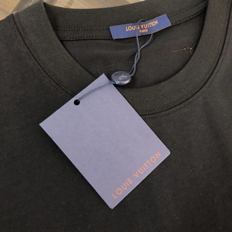 Accurate model Louis Vuitton T-Shirts