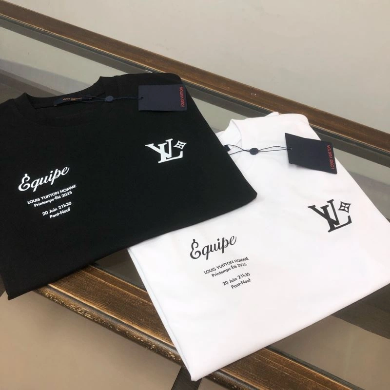 Accurate model Louis Vuitton T-Shirts