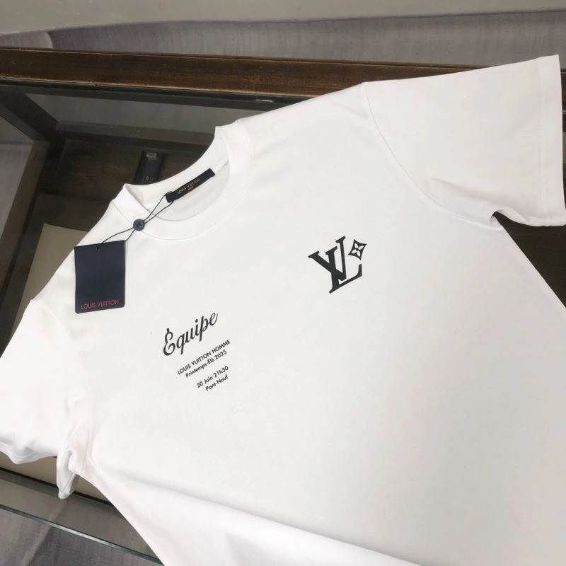 Accurate model Louis Vuitton T-Shirts