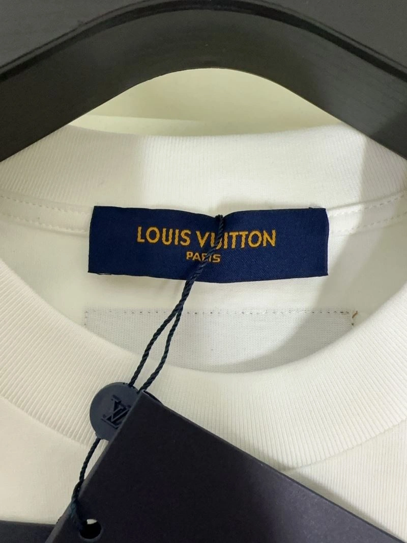 Accurate model Louis Vuitton T-Shirts