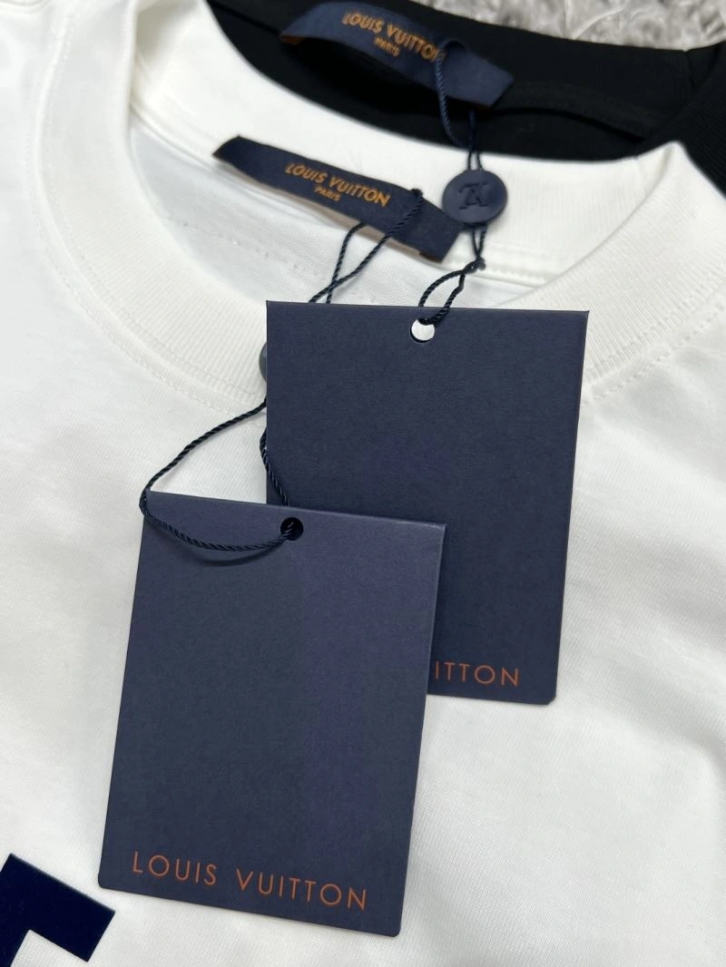Accurate model Louis Vuitton T-Shirts