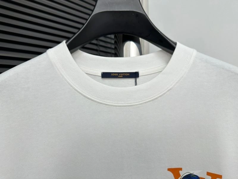 Accurate model Louis Vuitton T-Shirts