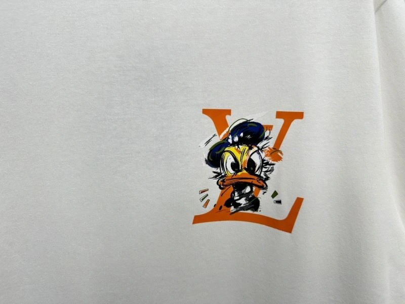 Accurate model Louis Vuitton T-Shirts