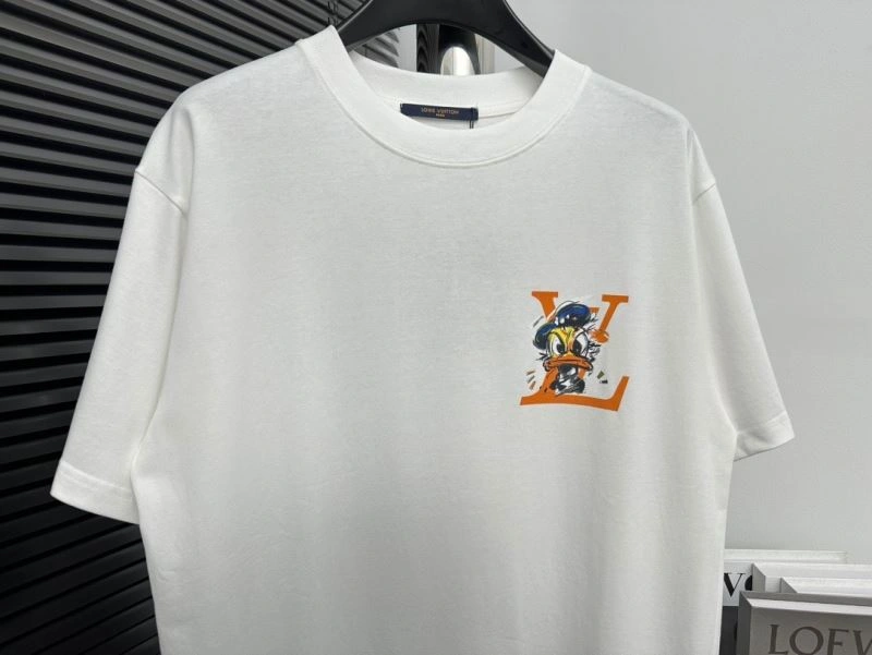 Accurate model Louis Vuitton T-Shirts