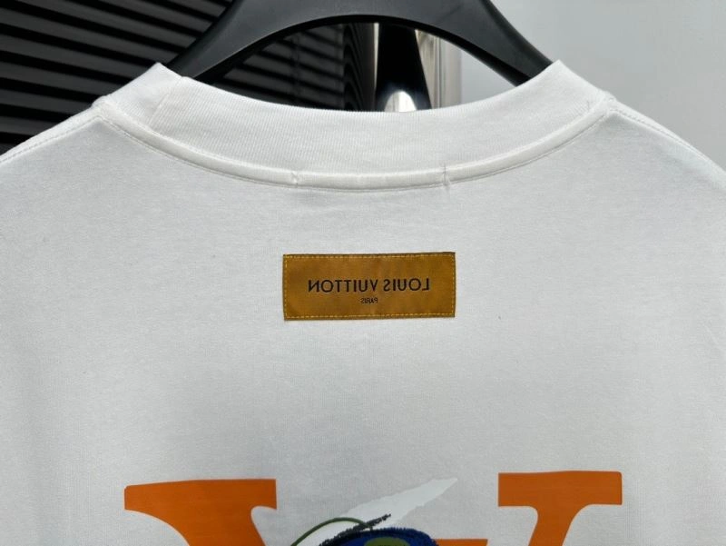 Accurate model Louis Vuitton T-Shirts