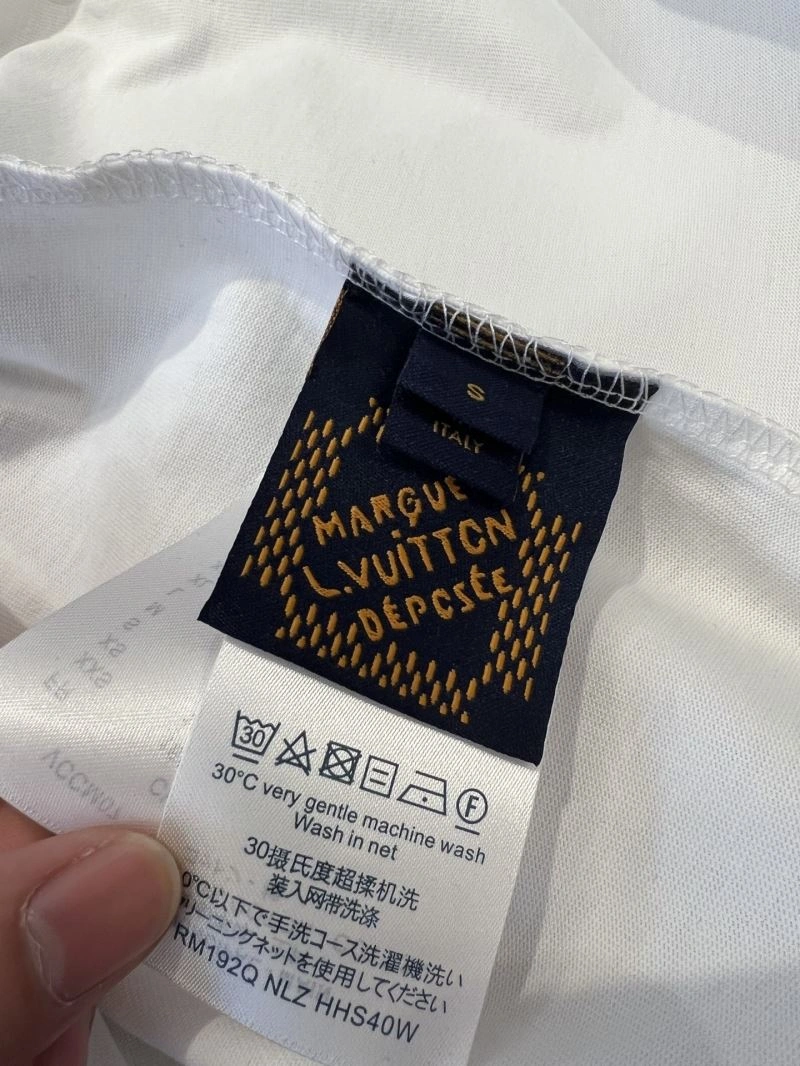 Accurate model Louis Vuitton T-Shirts