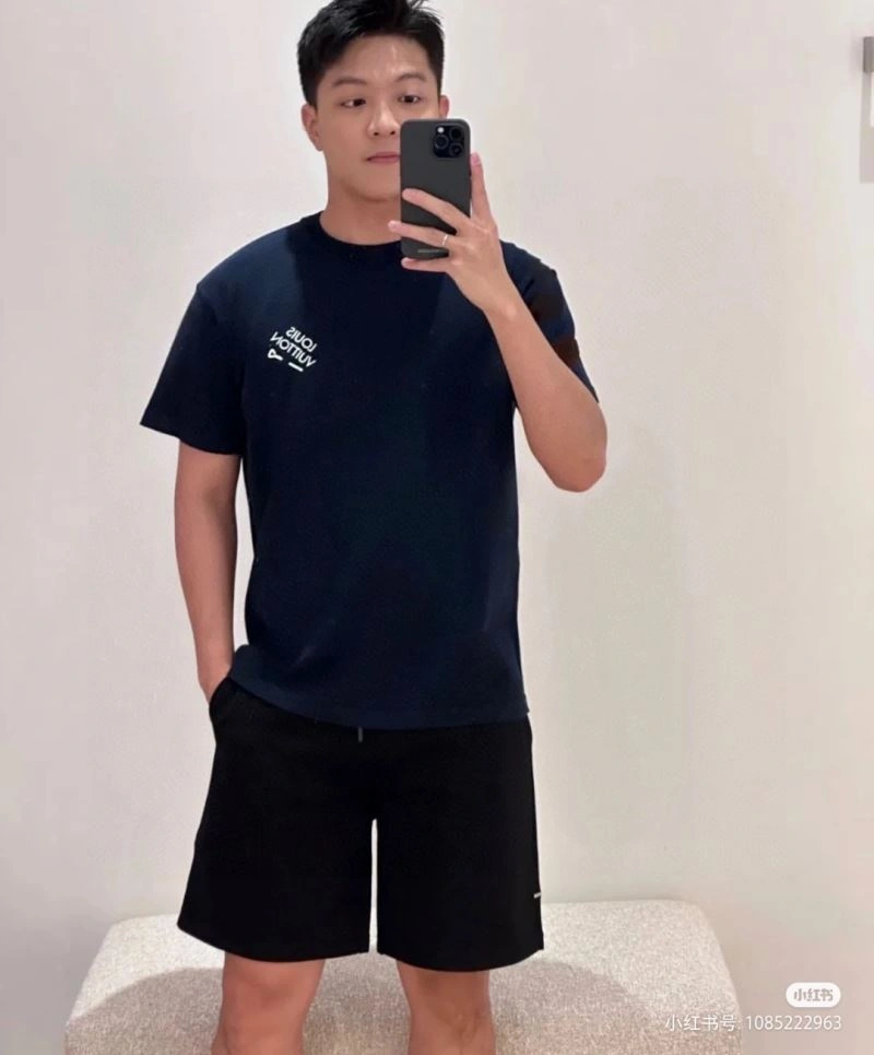 Exact replica Louis Vuitton T-Shirts