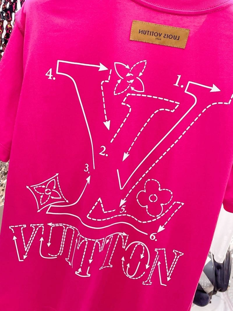 Accurate model Louis Vuitton T-Shirts