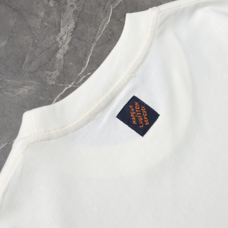 Accurate model Louis Vuitton T-Shirts