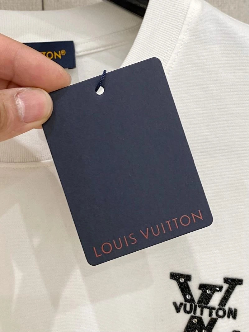 Accurate model Louis Vuitton T-Shirts