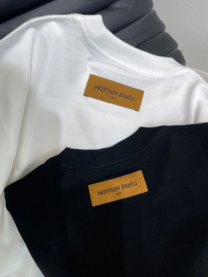 Accurate model Louis Vuitton T-Shirts
