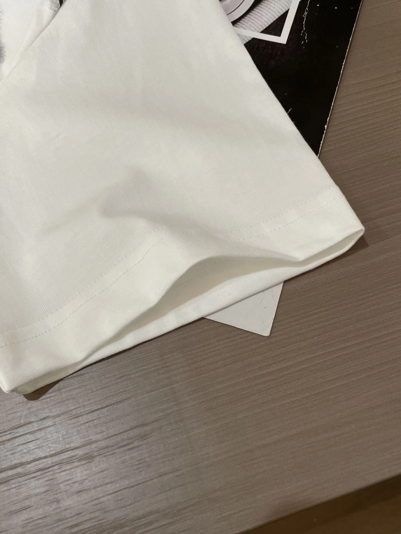 Indistinguishable Louis Vuitton T-Shirts
