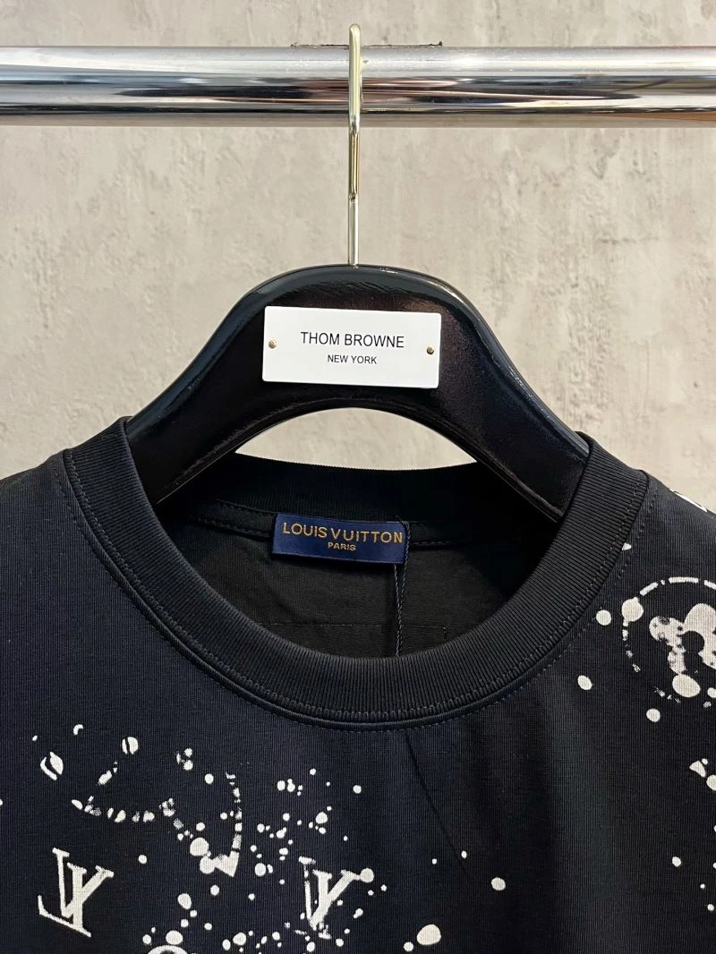 Accurate model Louis Vuitton T-Shirts