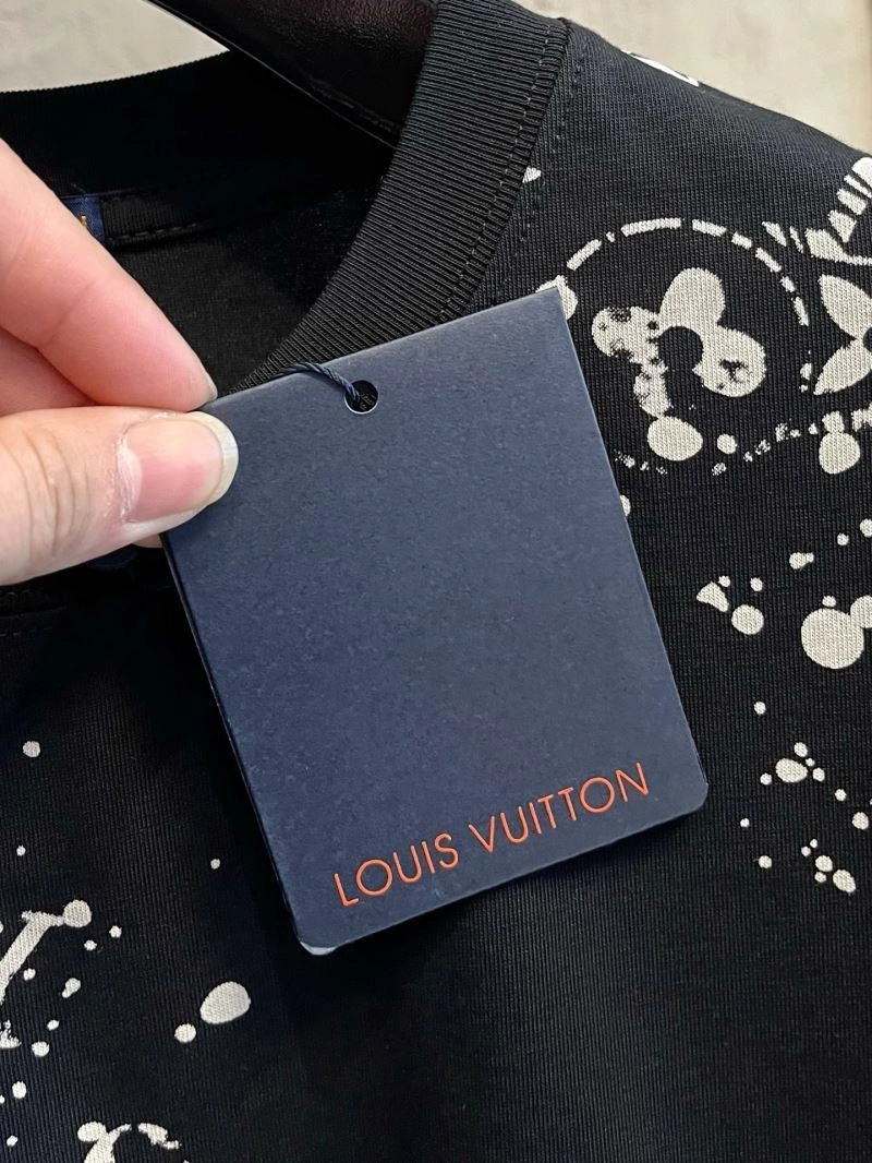Accurate model Louis Vuitton T-Shirts