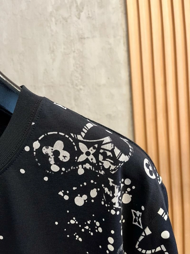 Accurate model Louis Vuitton T-Shirts