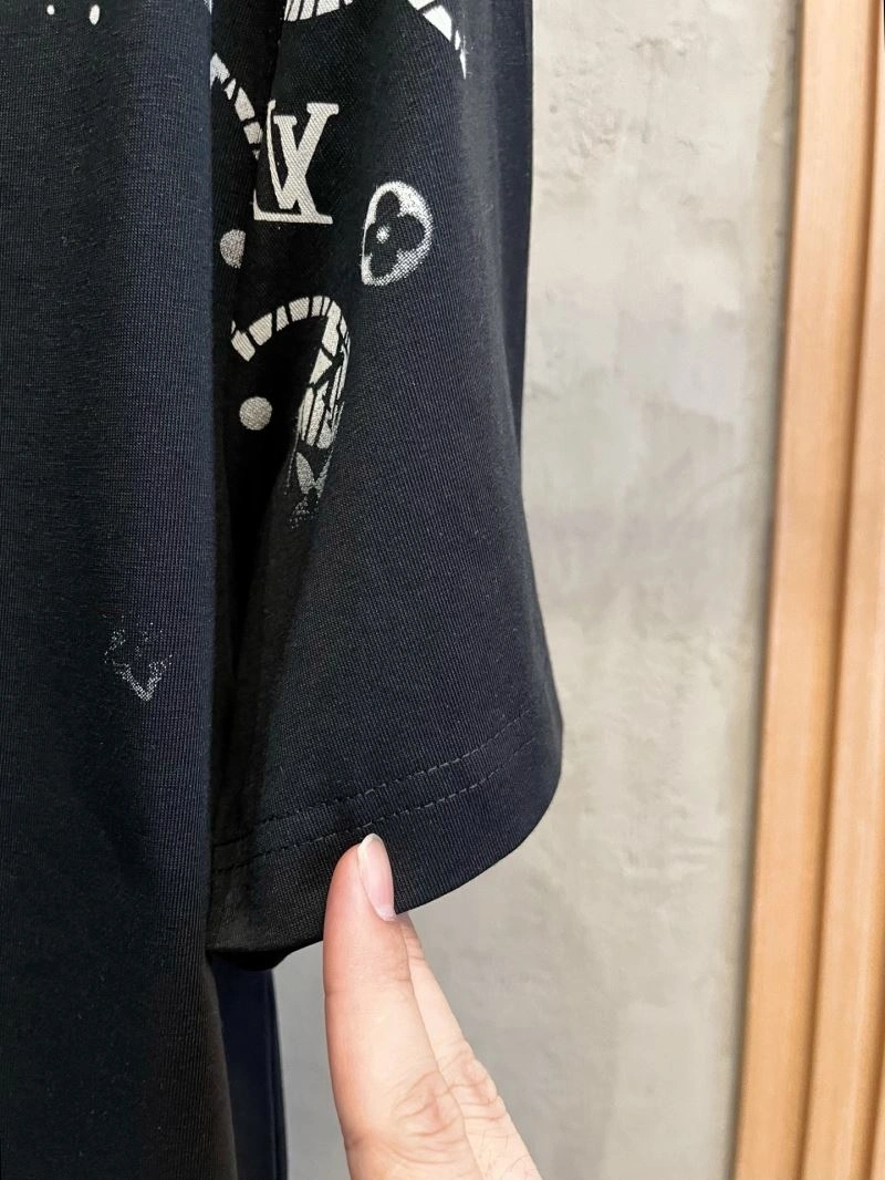 Accurate model Louis Vuitton T-Shirts