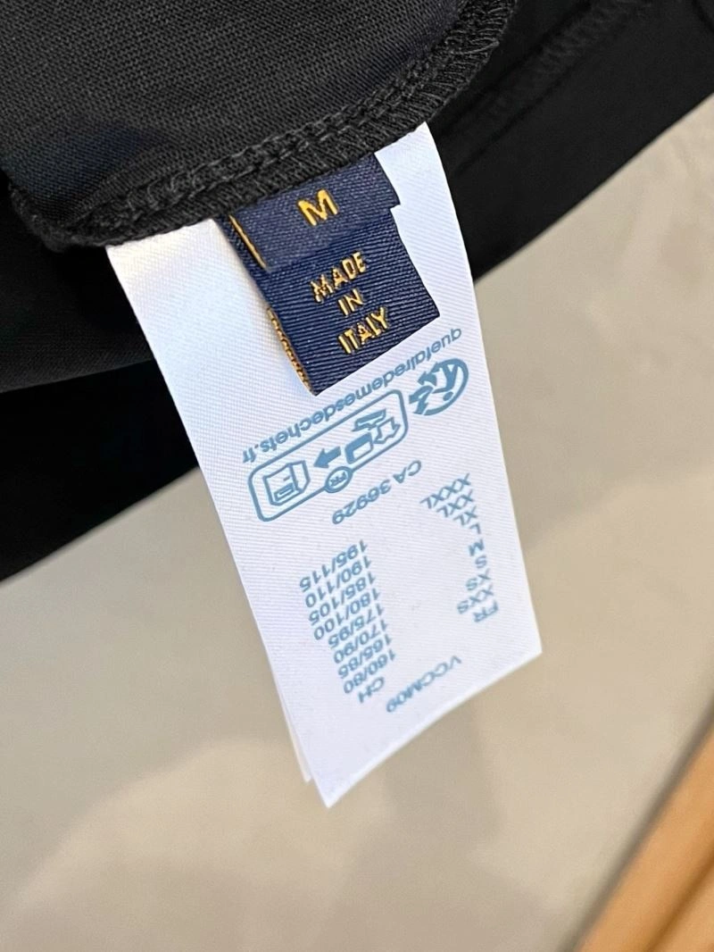 Accurate model Louis Vuitton T-Shirts