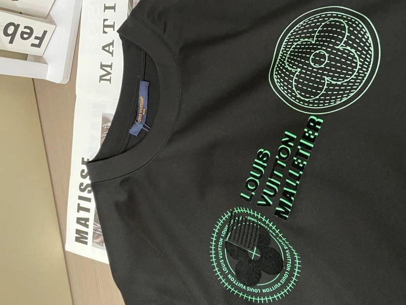 Accurate model Louis Vuitton T-Shirts
