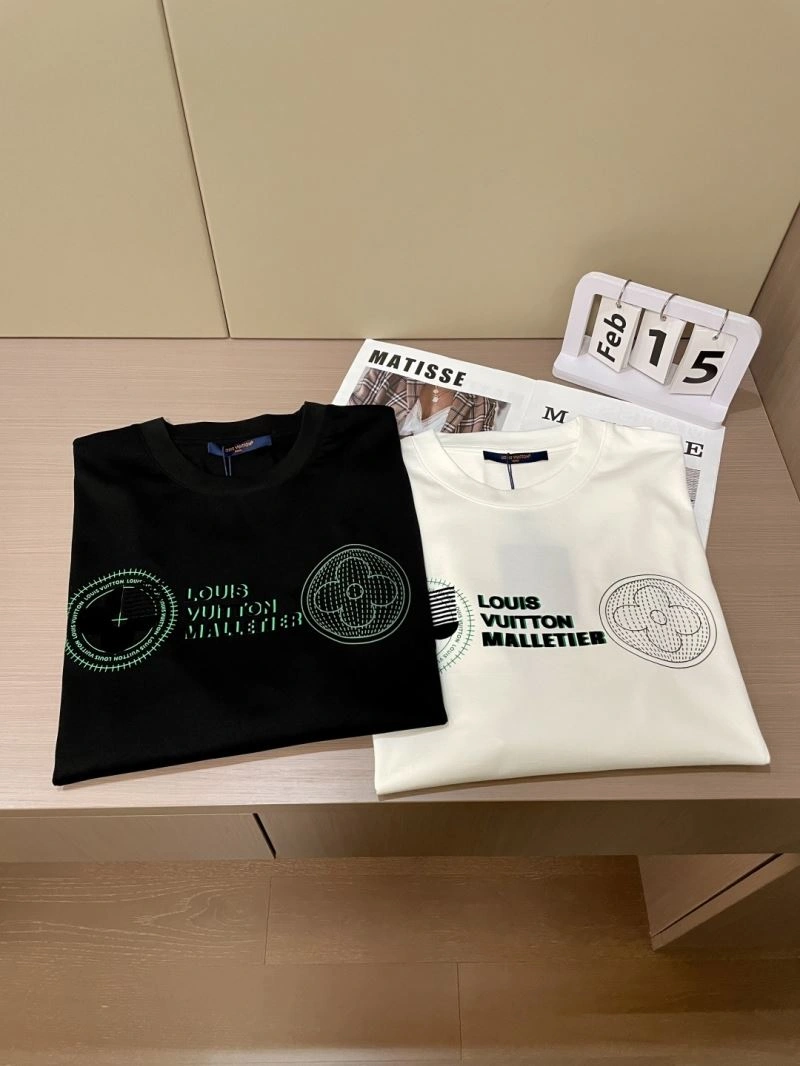 Accurate model Louis Vuitton T-Shirts