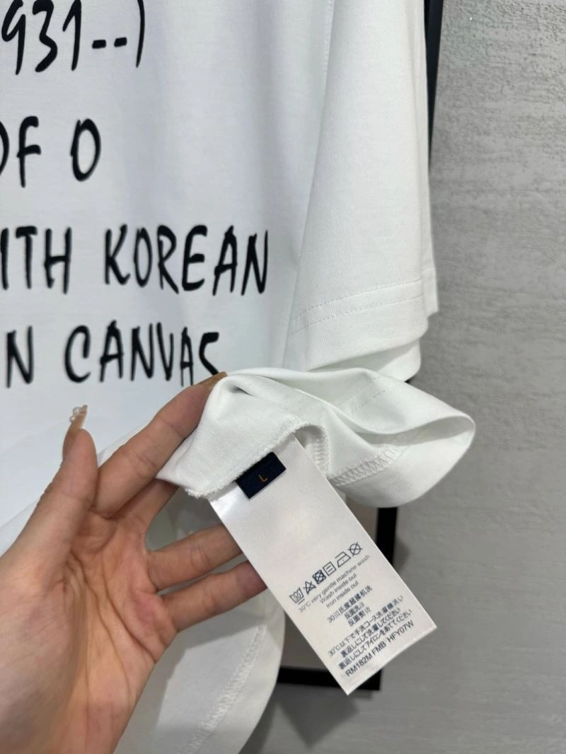 Accurate model Louis Vuitton T-Shirts