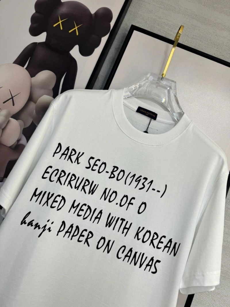 Accurate model Louis Vuitton T-Shirts