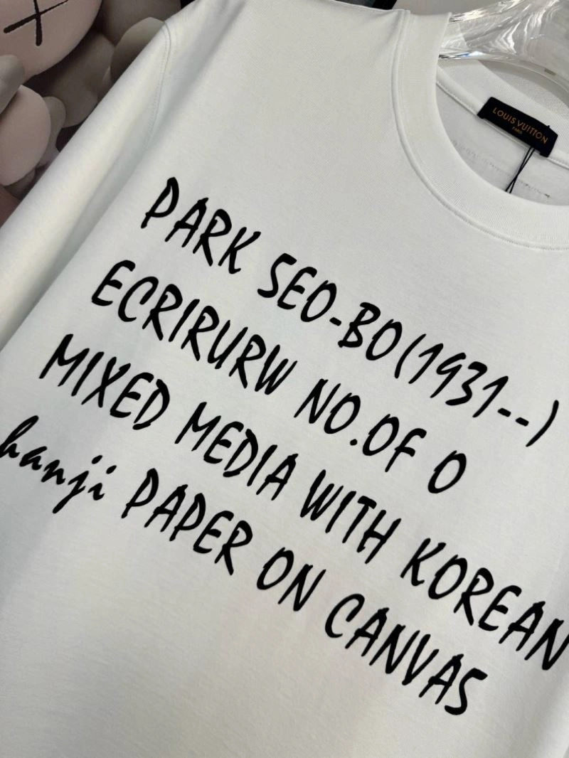 Accurate model Louis Vuitton T-Shirts