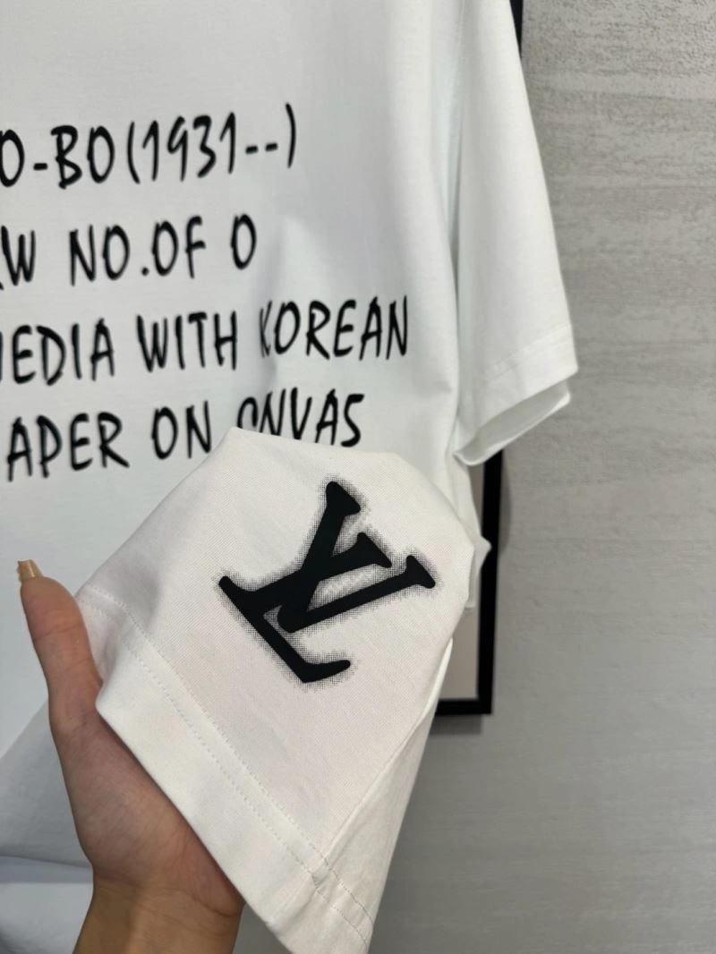 Accurate model Louis Vuitton T-Shirts