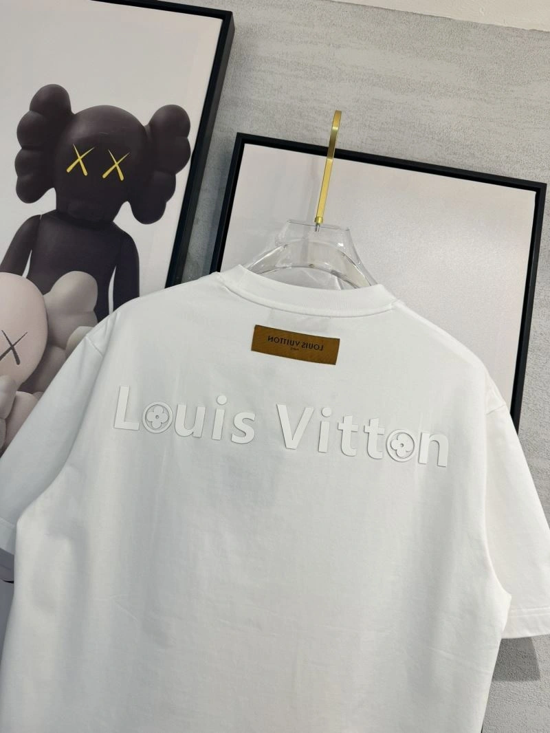 Accurate model Louis Vuitton T-Shirts