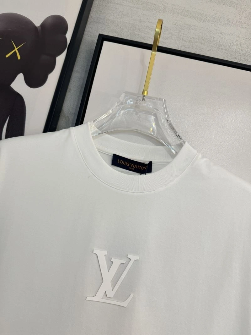 Accurate model Louis Vuitton T-Shirts