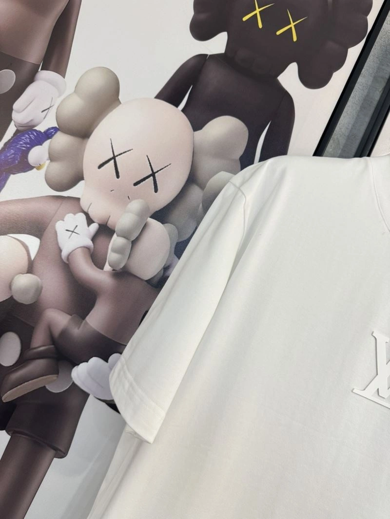 Accurate model Louis Vuitton T-Shirts