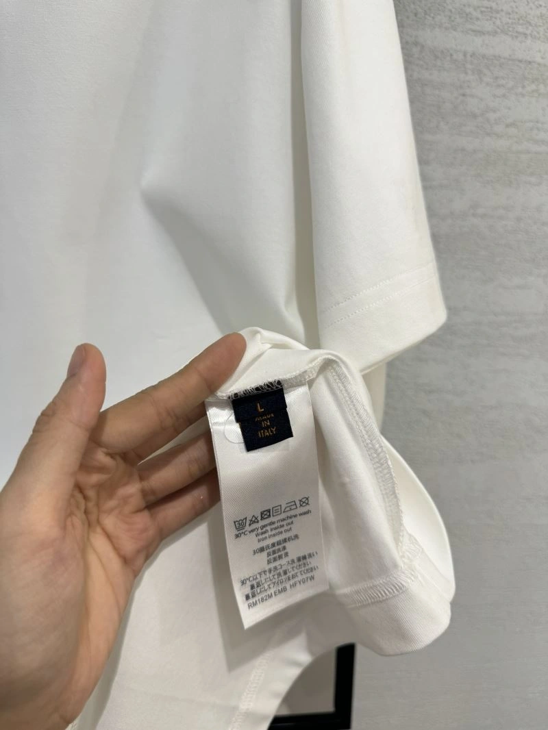 Accurate model Louis Vuitton T-Shirts