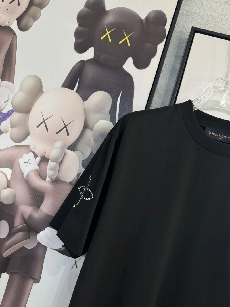 Accurate model Louis Vuitton T-Shirts