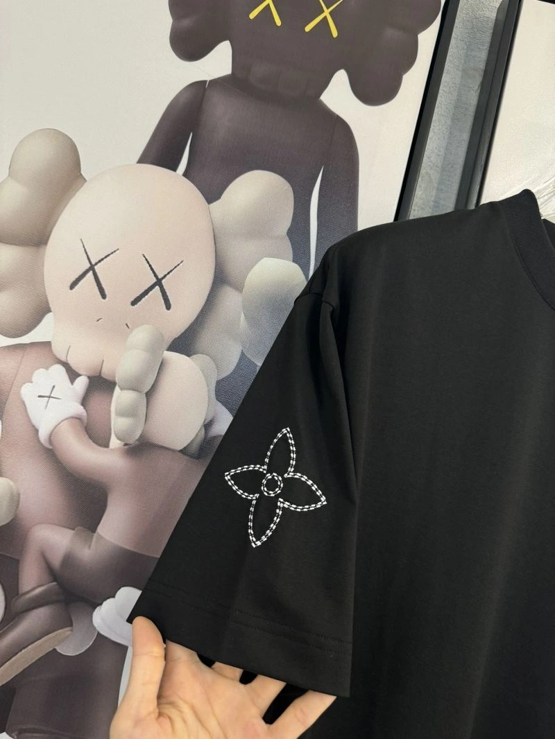 Accurate model Louis Vuitton T-Shirts