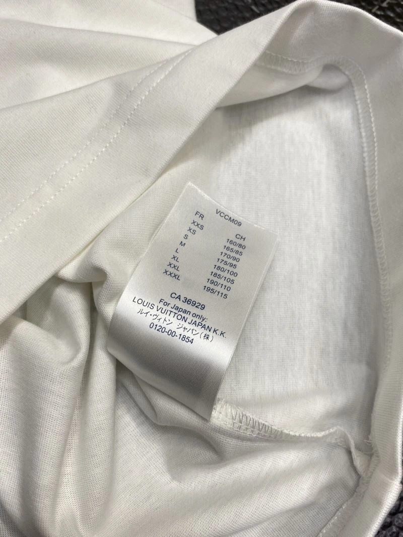 Accurate model Louis Vuitton T-Shirts