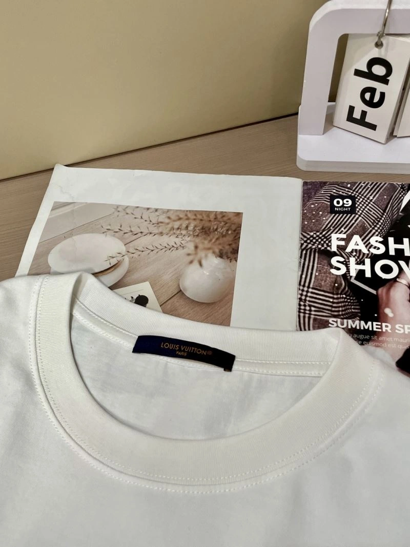 Accurate model Louis Vuitton T-Shirts