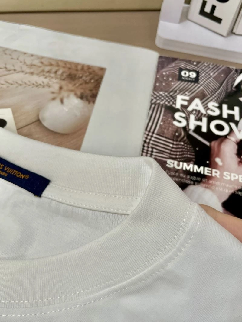 Accurate model Louis Vuitton T-Shirts