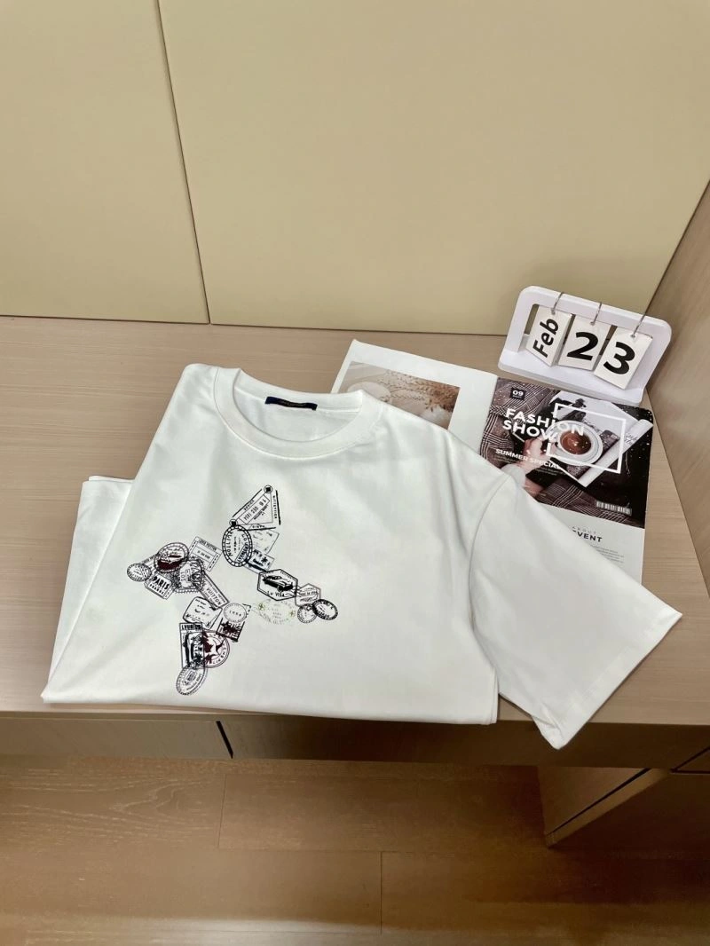 Accurate model Louis Vuitton T-Shirts