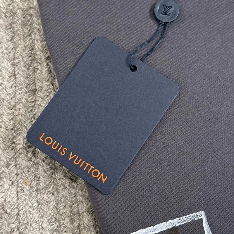 Accurate model Louis Vuitton T-Shirts