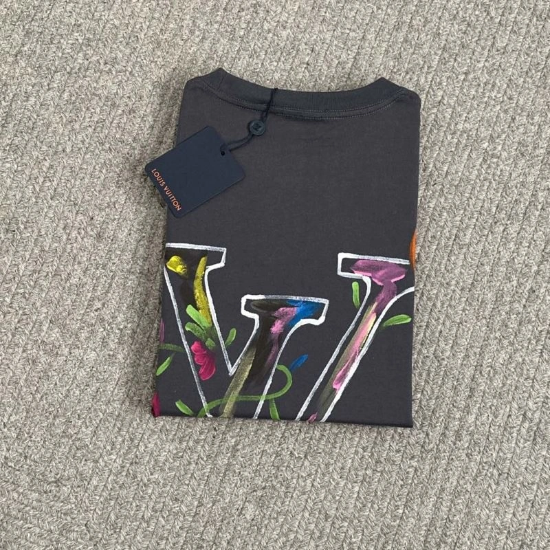 Accurate model Louis Vuitton T-Shirts